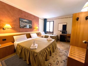 Quarto triplo | Frigobar, cofres nos quartos, escrivaninha, cortinas blackout