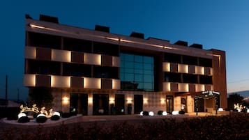 Fachada da propriedade à noite