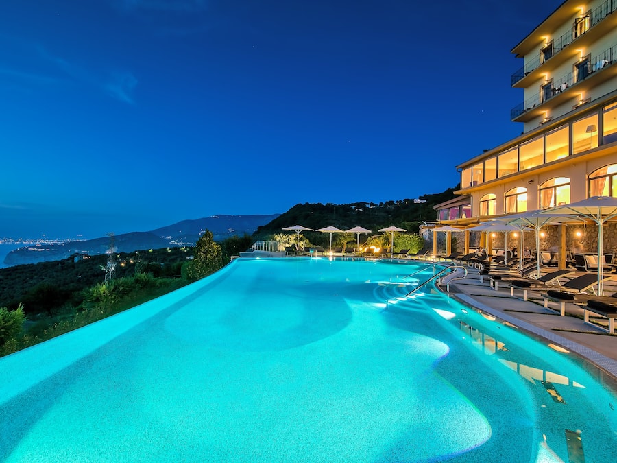 Piscina externa, funciona das 9h às 19h, guarda-sóis, espreguiçadeiras