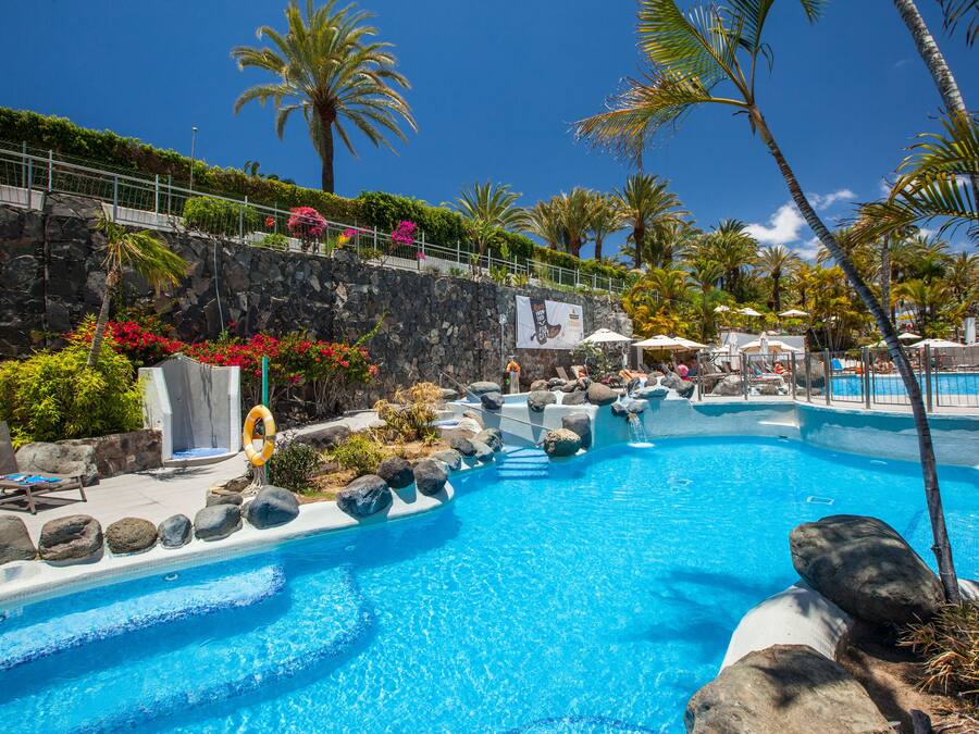 4 piscinas exteriores, guarda-sóis, espreguiçadeiras