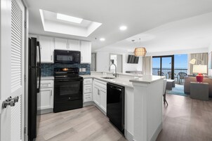 Mariner Oceanfront Deluxe Two Bedroom Condo | Cozinha privada | Um frigorífico, um micro-ondas 