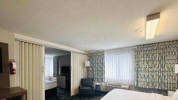 Secretária, cortinas/cortinados opacos, ferro/tábua de engomar