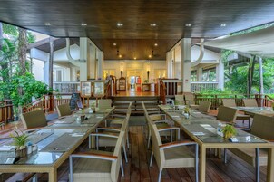 2 restaurantes: servem pequenos-almoços, almoços e jantares