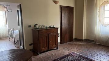 Um quarto com um armário de madeira, um tapete estampado e uma porta.
