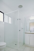 Quarto Standard, não fumadores, kitchenette | Casa de banho | Um polibã, um secador de cabelo, toalhas fornecidas 