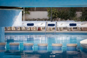 3 piscinas externas, guarda-sóis, espreguiçadeiras