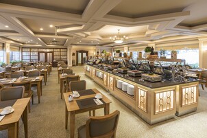 Café da manhã com buffet mediante uma taxa