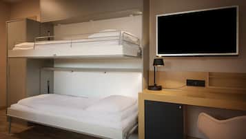 Quarto com beliche, escrivaninha, cadeira e televisão.