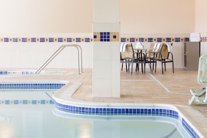 Piscina interior, da(s) 6:00 à(s) 23:00, espreguiçadeiras