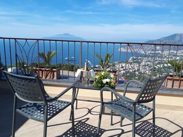 Quarto Deluxe, terraço, vista para o mar | Edredões de penas, cofre no quarto, secretária 