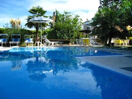 Piscina exterior sazonal, guarda-sóis, espreguiçadeiras 