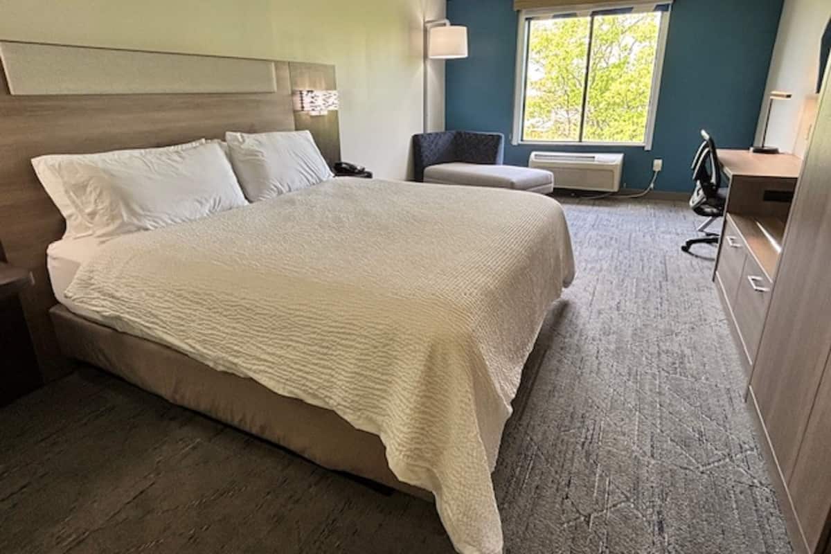 Quarto Standard | Roupa de alta qualidade, secretária, cortinas/cortinados opacos