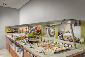 Pequeno-almoço tipo buffet diário mediante uma taxa 