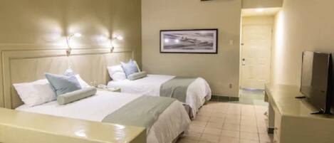 Quarto standard (Expedia) | Roupas de cama premium, cofres nos quartos, cortinas blackout