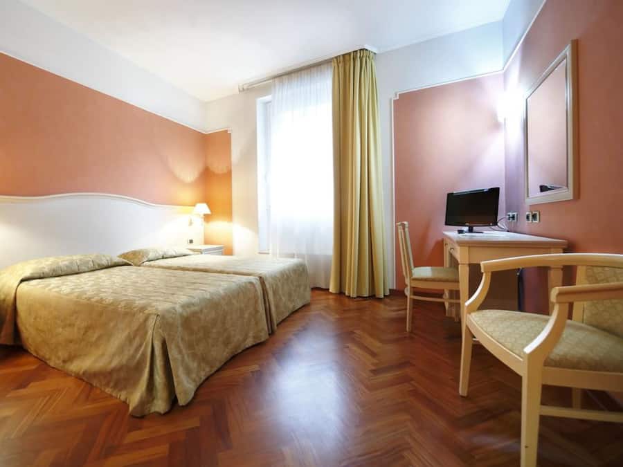 Twin Room | Roupa hipoalergénica, minibar, cofre no quarto, secretária