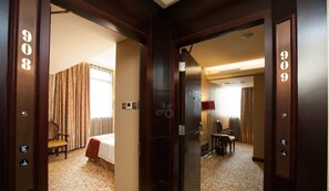 Quarto Familiar (Superior) | Minibar, cofre no quarto, cortinas/cortinados opacos 