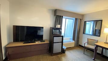 Quarto, 1 cama king-size, não fumadores | Secretária, cortinas/cortinados opacos, ferro/tábua de engomar