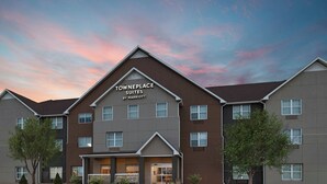 Edifício Towneplace Suites by Marriott com design moderno, apresentando uma entrada notável e várias janelas.