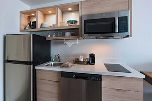 Um frigorífico/congelador grande, um micro-ondas, uma placa de cozinha 