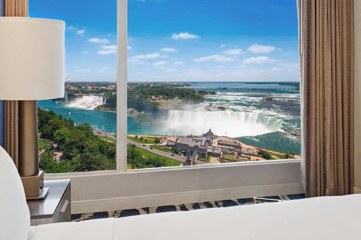 Premium Fallsview | One King Bed | 1 quarto, roupa de alta qualidade, cofre no quarto, secretária