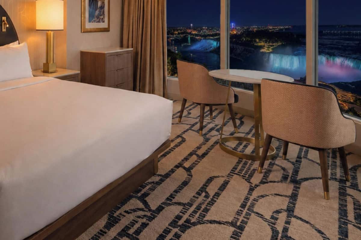 The Family Presidential Suite | Panoramic Premium Fallsview | 1 quarto, roupa de alta qualidade, cofre no quarto, secretária