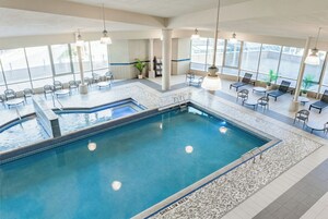 Piscina interior, espreguiçadeiras 