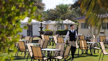 4 restaurantes, é servido café da manhã