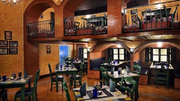 4 restaurantes, pequenos-almoços servidos