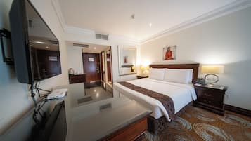 Quarto clássico | Roupas de cama premium, cofres nos quartos, escrivaninha