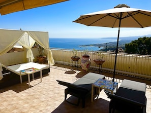 Suite, 1 cama king-size e sofá-cama, acessível, vista para o mar | Terraço/pátio interior
