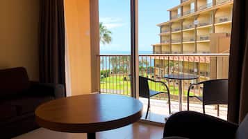 Minibar, com decoração personalizada, secretária