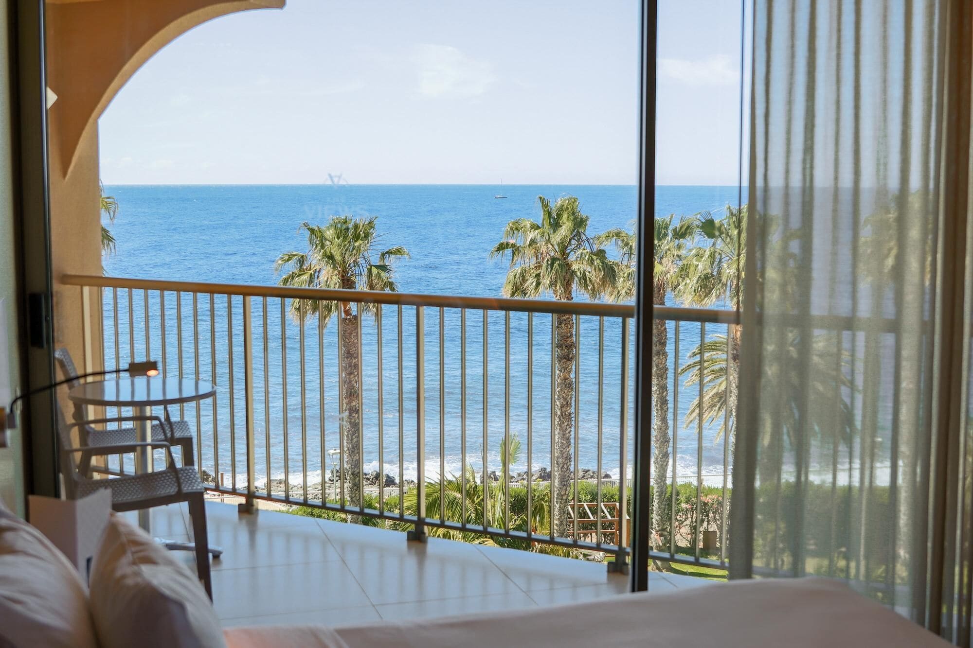 Suite Júnior, vista para o mar | Minibar, secretária, secretária adequada para computadores portáteis 