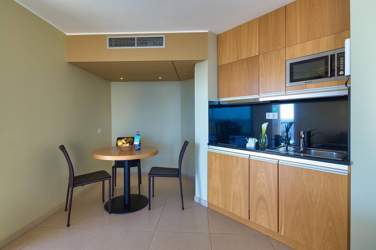 Suite Júnior, vista para o mar | Minibar, secretária, secretária adequada para computadores portáteis 