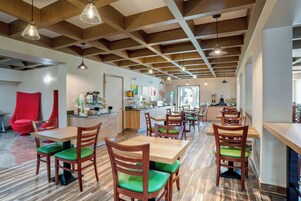Café da manhã com buffet grátis todos os dias