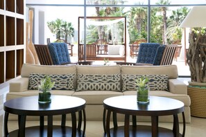 7 bares/lounges, 2 bares junto à piscina, um bar à beira da piscina 