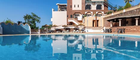 Piscina exterior, da(s) 08:00 à(s) 20:00, guarda-sóis, espreguiçadeiras