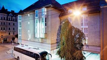 Fachada do alojamento (tarde/noite)