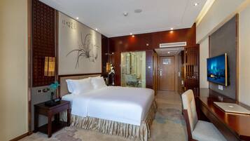 Quarto Empresarial | Minibar, cortinas/cortinados opacos, ferro/tábua de engomar