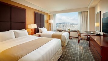 Edredões de penas, minibar, cofre no quarto, secretária