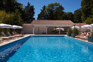Piscina externa, espreguiçadeiras