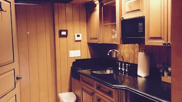 Quarto luxo, 2 camas de casal, cozinha americana | Cozinha americana privada