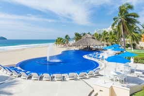 2 piscinas externas, espreguiçadeiras