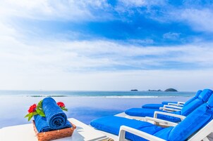 2 piscinas externas, espreguiçadeiras