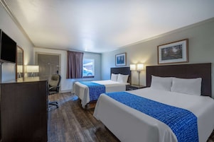 Secretária, cortinas/cortinados opacos, ferro/tábua de engomar 