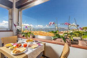 Serviço de almoço, culinária mediterrânea, vistas para a piscina 