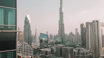 Um edifício alto com vista para o horizonte urbano, incluindo o Burj Khalifa.