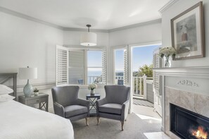 Pacific Edge King with Balcony | Roupas de cama premium, edredons de pluma, camas com colchões pillow-top