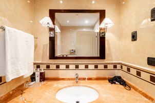 Quarto Duplo Comfort | Casa de banho | Um secador de cabelo, um bidé, toalhas fornecidas 
