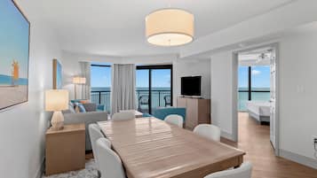 Apartamento em Condomínio Fechado, 4 quartos, junto ao mar | Sala de estar | Televisor