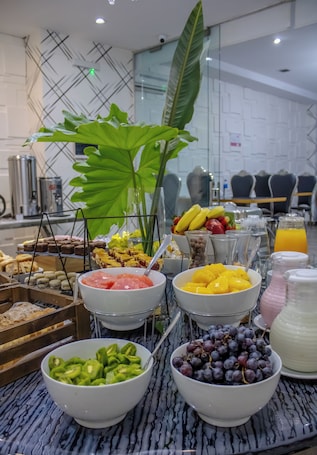 Café da manhã completo grátis todos os dias. Ker Belgrano Hotel